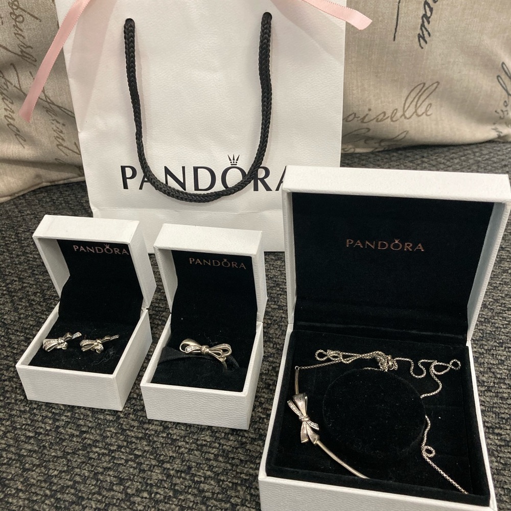 Pre-Loved Authentic Pandora Sparkling Bow Jewelry - Gem